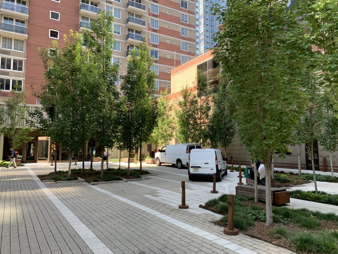 Manhattan High-Rise Adds Green Features to Courtyard Entryway with ...