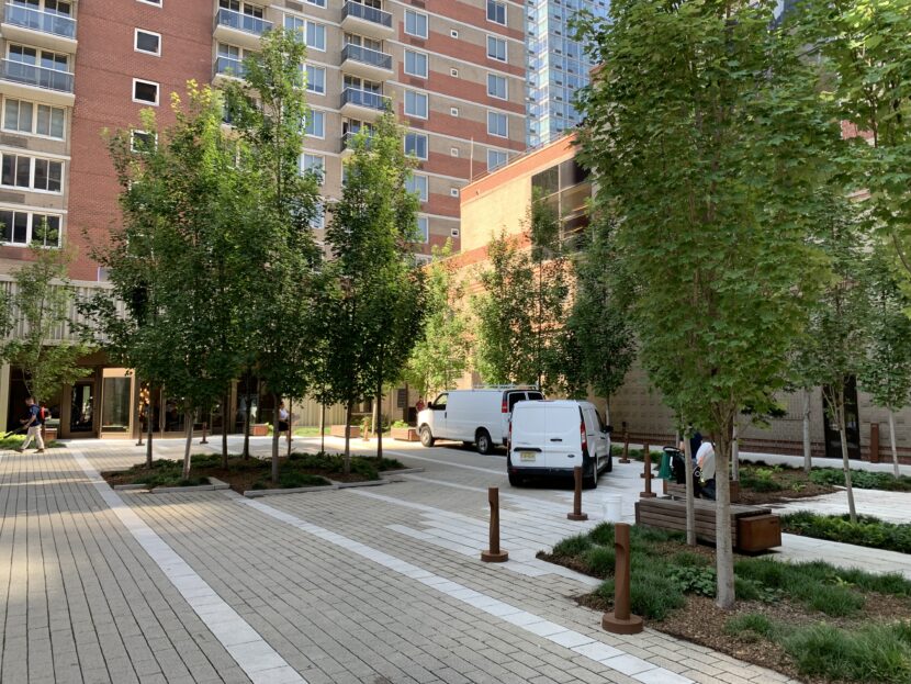 Manhattan High-Rise Adds Green Features to Courtyard Entryway with ...