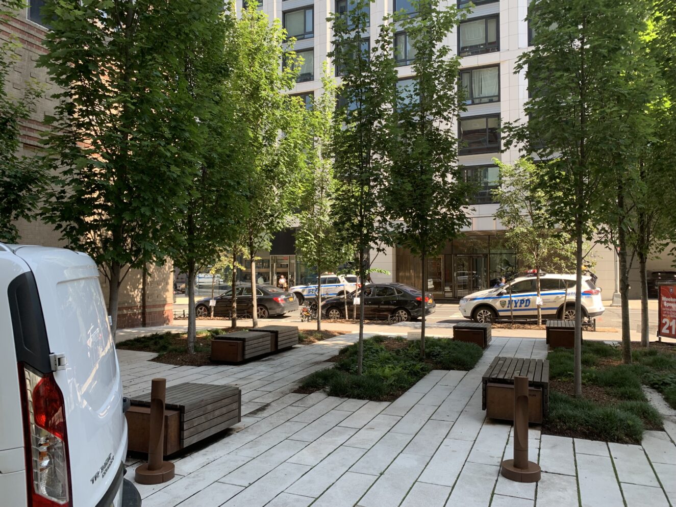 Manhattan High-Rise Adds Green Features to Courtyard Entryway with ...